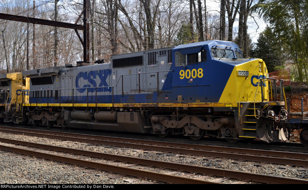 CSX C40-9W 9008 in very clean YN2 trails on Q032-13